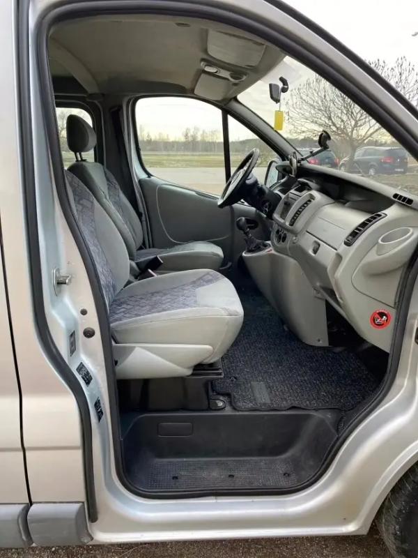 Grey Opel Vivaro 2004 in Grobiņa, with an engine capacity of 1.90 L and mileage of 340 thousand km for 4800 €, photo 7 on AUTOMOTO.COM.LV