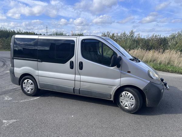 Grey Opel Vivaro 2005 in Narva, with an engine capacity of 1.90 L and mileage of 352 thousand km for 4500 €, photo 4 on AUTOMOTO.COM.LV