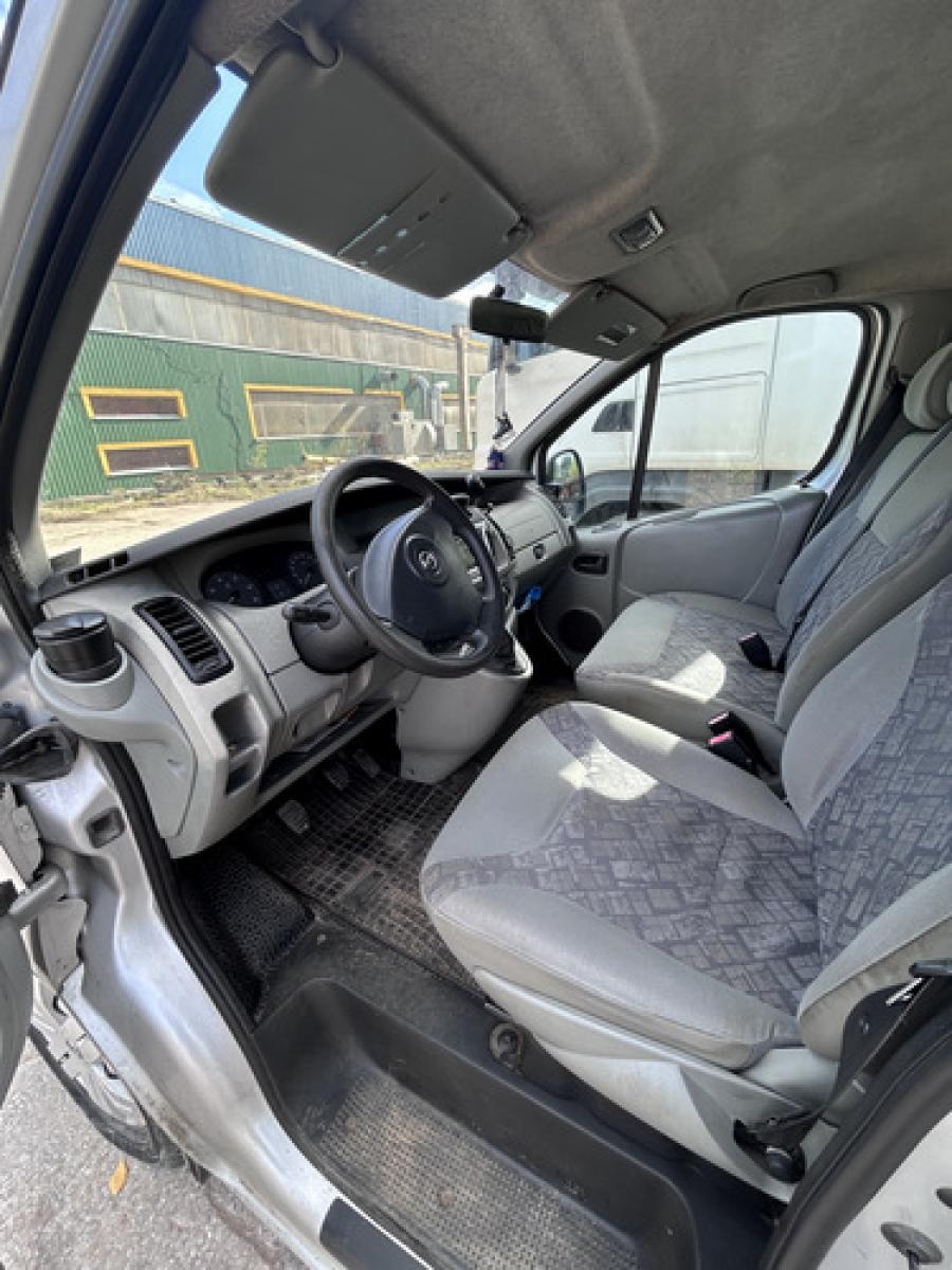 Grey Opel Vivaro 2005 in Narva, with an engine capacity of 1.90 L and mileage of 352 thousand km for 4500 €, photo 6 on AUTOMOTO.COM.LV