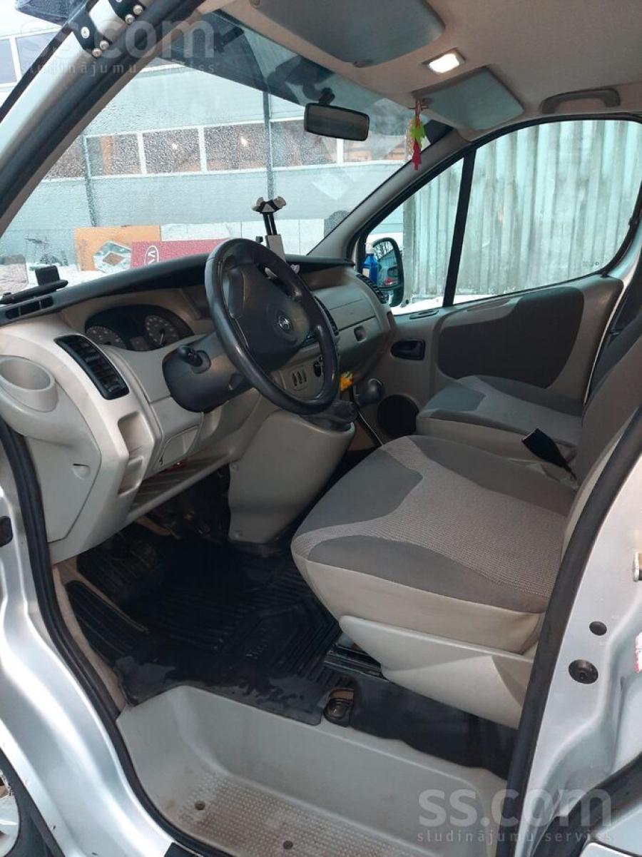 Pelēks Opel Vivaro 2006 Valmiera, ar dzinēja tilpumu 1.90 L un nobraukumu 355 tūkst. km par 6550 €, foto 4 vietnē AUTOMOTO.COM.LV