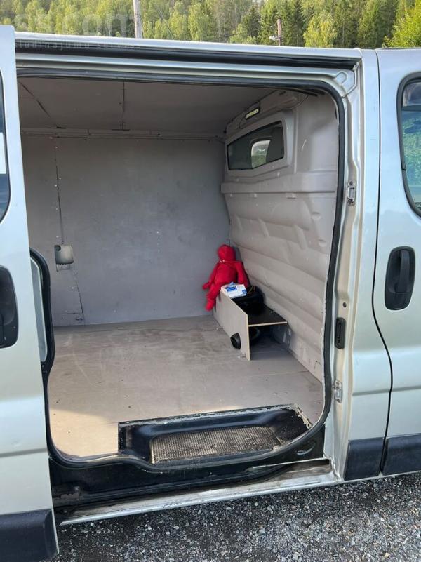 Grey Opel Vivaro 2007 in Riga, with an engine capacity of 2.00 L and mileage of 348 thousand km for 3500 €, photo 8 on AUTOMOTO.COM.LV