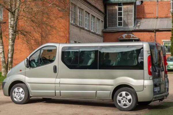 Grey Opel Vivaro 2009 in Grobiņa, with an engine capacity of 2.00 L and mileage of 234 thousand km for 9450 €, photo 4 on AUTOMOTO.COM.LV