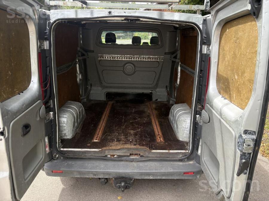 Grey Opel Vivaro 2010 in Riga, with an engine capacity of 2.00 L and mileage of 448 thousand km for 4800 €, photo 9 on AUTOMOTO.COM.LV