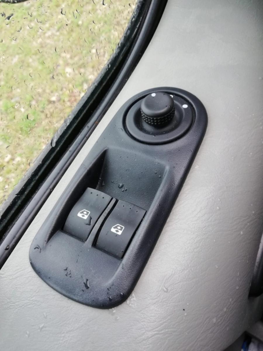 Pelēks Opel Vivaro 2012 Rīga, ar dzinēja tilpumu 2.00 L un nobraukumu 260 tūkst. km par 9900 €, foto 8 vietnē AUTOMOTO.COM.LV