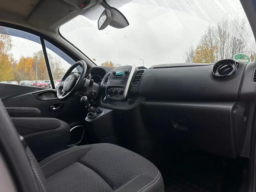 Grey Opel Vivaro 2015 in Jelgava, with an engine capacity of 1.60 L and mileage of 219 thousand km for 12600 €, photo 11 on AUTOMOTO.COM.LV