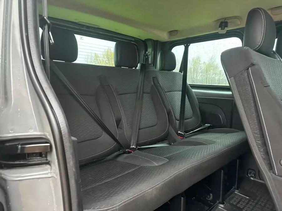 Grey Opel Vivaro 2015 in Jelgava, with an engine capacity of 1.60 L and mileage of 219 thousand km for 12600 €, photo 14 on AUTOMOTO.COM.LV