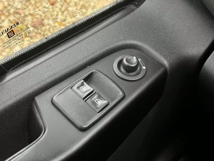 Grey Opel Vivaro 2015 in Jelgava, with an engine capacity of 1.60 L and mileage of 219 thousand km for 12600 €, photo 17 on AUTOMOTO.COM.LV