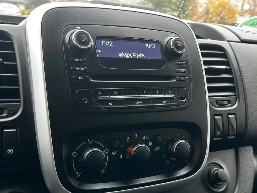 Grey Opel Vivaro 2015 in Jelgava, with an engine capacity of 1.60 L and mileage of 219 thousand km for 12600 €, photo 19 on AUTOMOTO.COM.LV