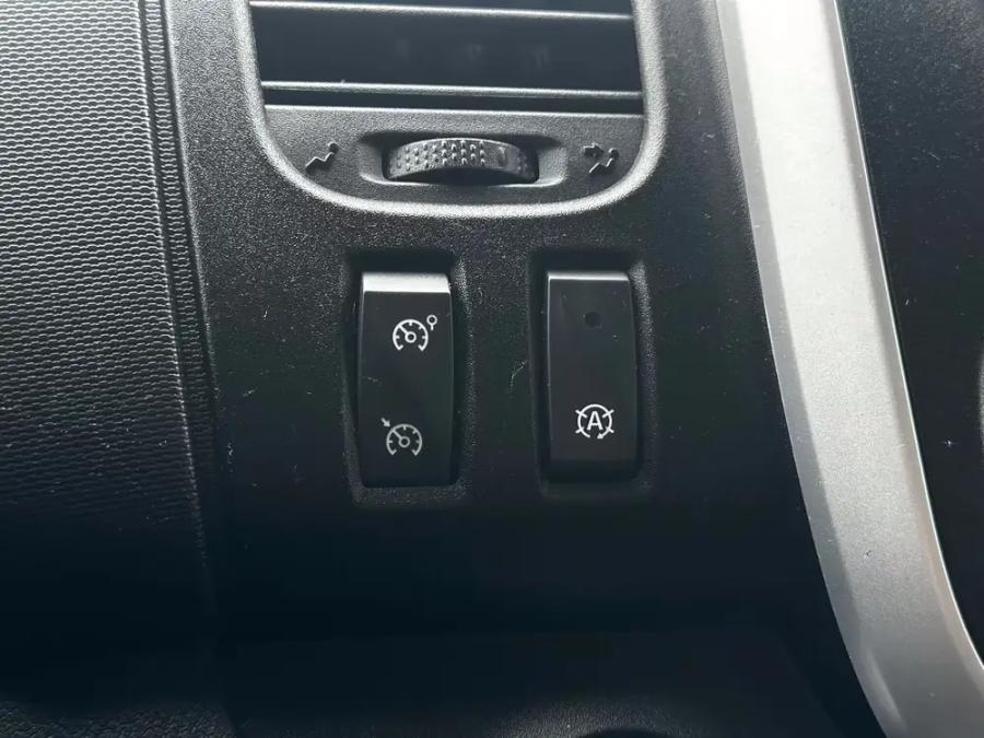 Grey Opel Vivaro 2015 in Jelgava, with an engine capacity of 1.60 L and mileage of 219 thousand km for 12600 €, photo 21 on AUTOMOTO.COM.LV