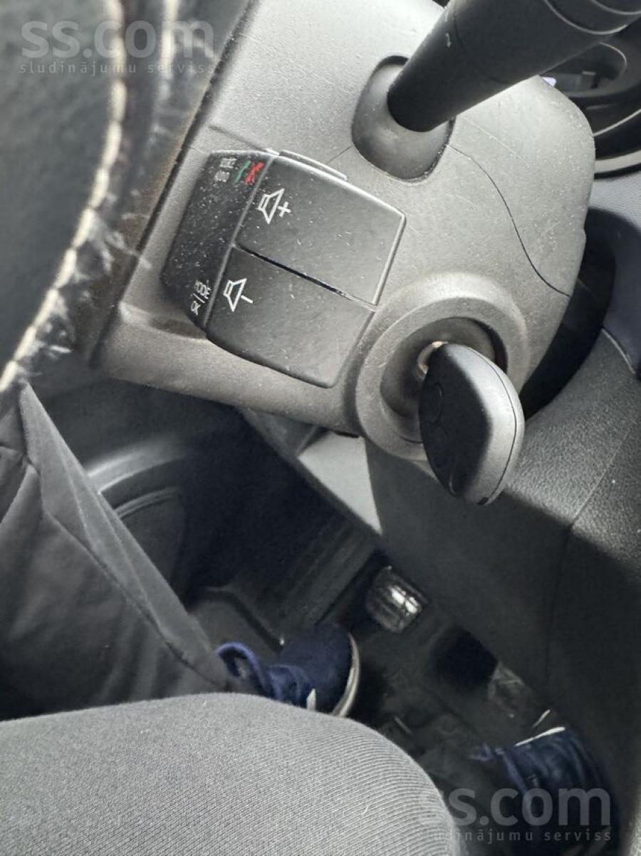 Grey Opel Vivaro 2015 in Riga, with an engine capacity of 1.60 L and mileage of 298 thousand km for 3690 €, photo 16 on AUTOMOTO.COM.LV