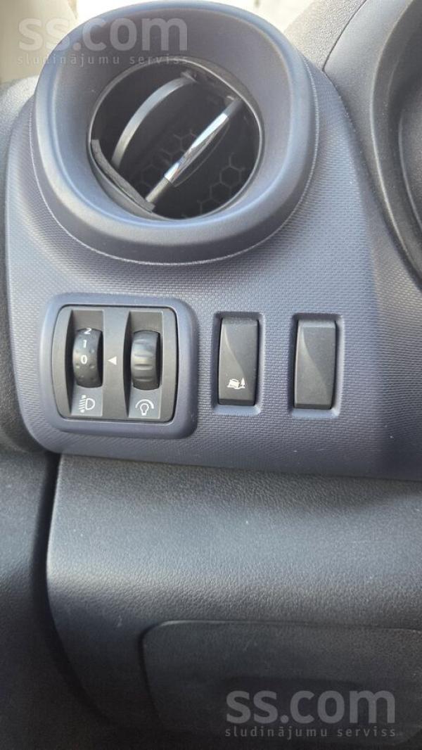 Grey Opel Vivaro 2015 in Riga, with an engine capacity of 1.60 L and mileage of 298 thousand km for 5900 €, photo 9 on AUTOMOTO.COM.LV