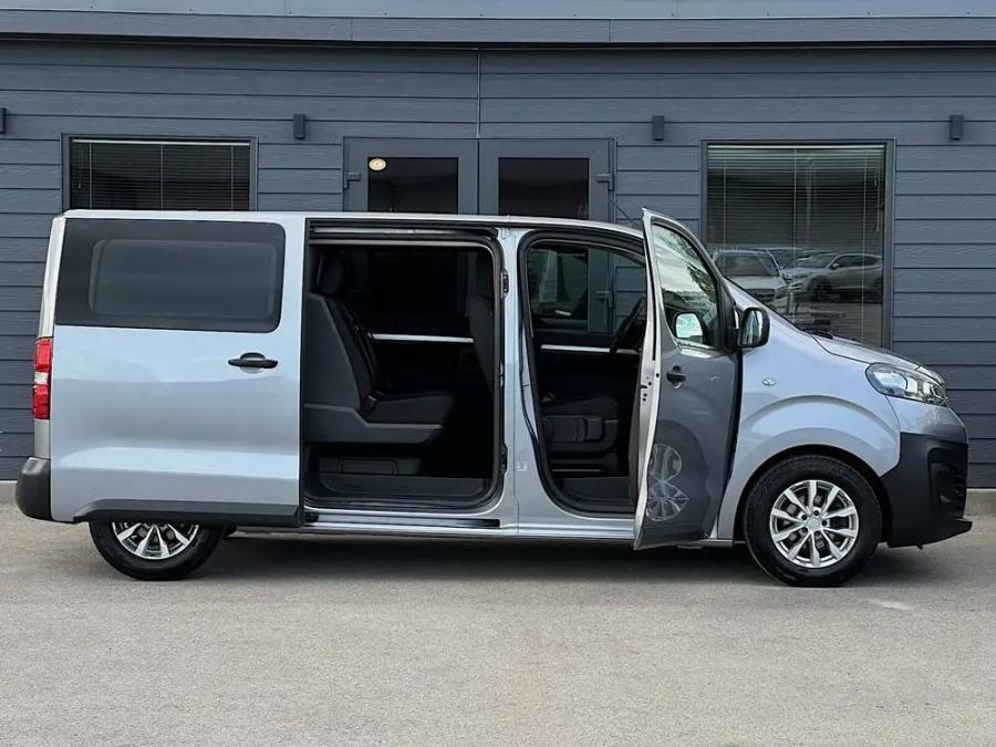 Grey Opel Vivaro 2022 in Jelgava, with an engine capacity of 2.00 L and mileage of 130 thousand km for 21500 €, photo 7 on AUTOMOTO.COM.LV
