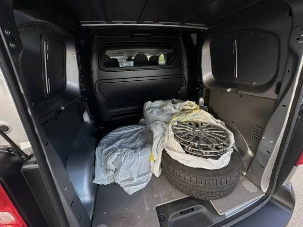 Grey Opel Vivaro 2022 in Jelgava, with an engine capacity of 2.00 L and mileage of 130 thousand km for 21500 €, photo 10 on AUTOMOTO.COM.LV