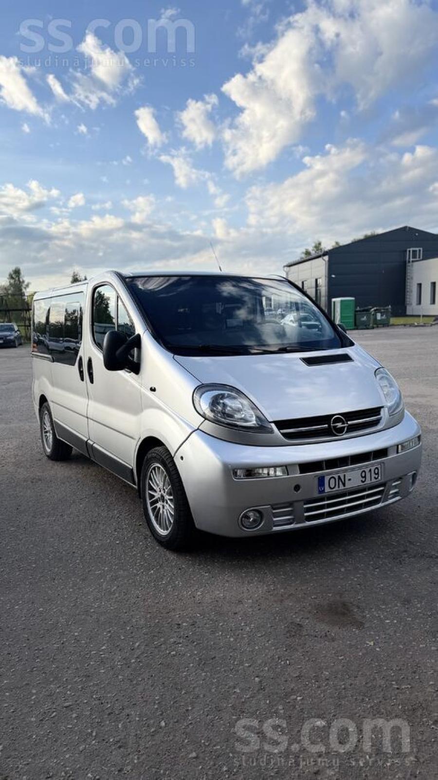Pelēks Opel Vivaro 2004 Cēsis, ar dzinēja tilpumu 2.50 L un nobraukumu 420 tūkst. km par 5500 €, foto 1 vietnē AUTOMOTO.COM.LV