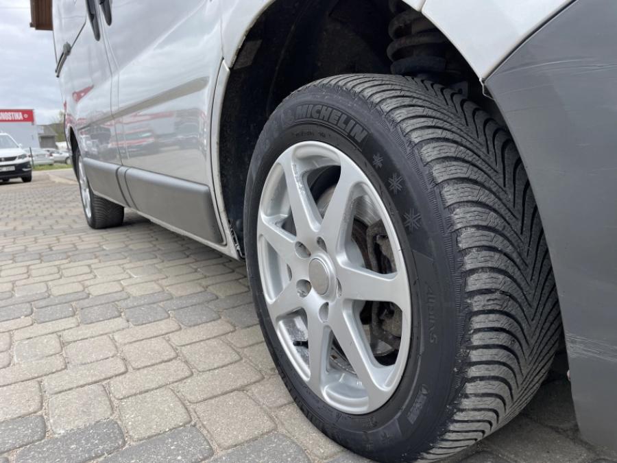 Grey Opel Vivaro 2007 in Riga, with an engine capacity of 2.00 L and mileage of 337 thousand km for 4800 €, photo 12 on AUTOMOTO.COM.LV