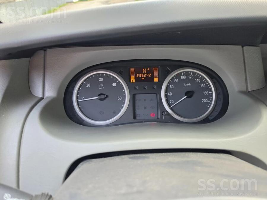 Grey Opel Vivaro 2009 in Riga, with an engine capacity of 2.50 L and mileage of 235 thousand km for 6970 €, photo 14 on AUTOMOTO.COM.LV