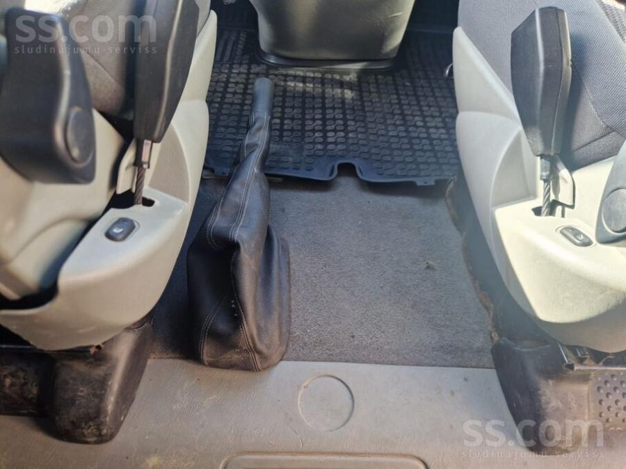 Pelēks Opel Vivaro 2010 Rīga, ar dzinēja tilpumu 2.50 L un nobraukumu 327 tūkst. km par 3550 €, foto 13 vietnē AUTOMOTO.COM.LV