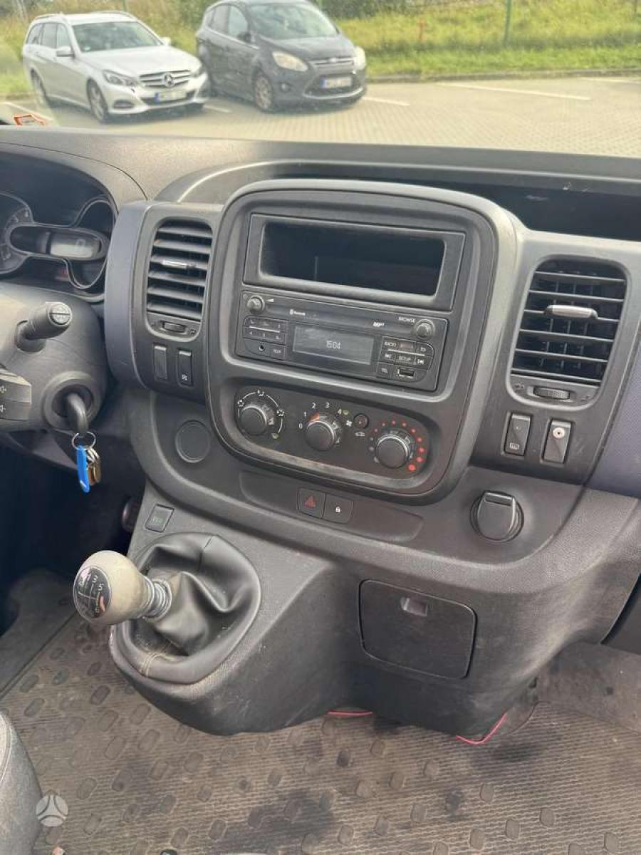 Grey Opel Vivaro 2015 in Klaipeda, with an engine capacity of 1.60 L and mileage of 294 thousand km for 3250 €, photo 6 on AUTOMOTO.COM.LV