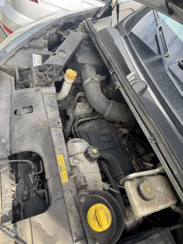 Grey Opel Vivaro 2015 in Klaipeda, with an engine capacity of 1.60 L and mileage of 294 thousand km for 3250 €, photo 8 on AUTOMOTO.COM.LV
