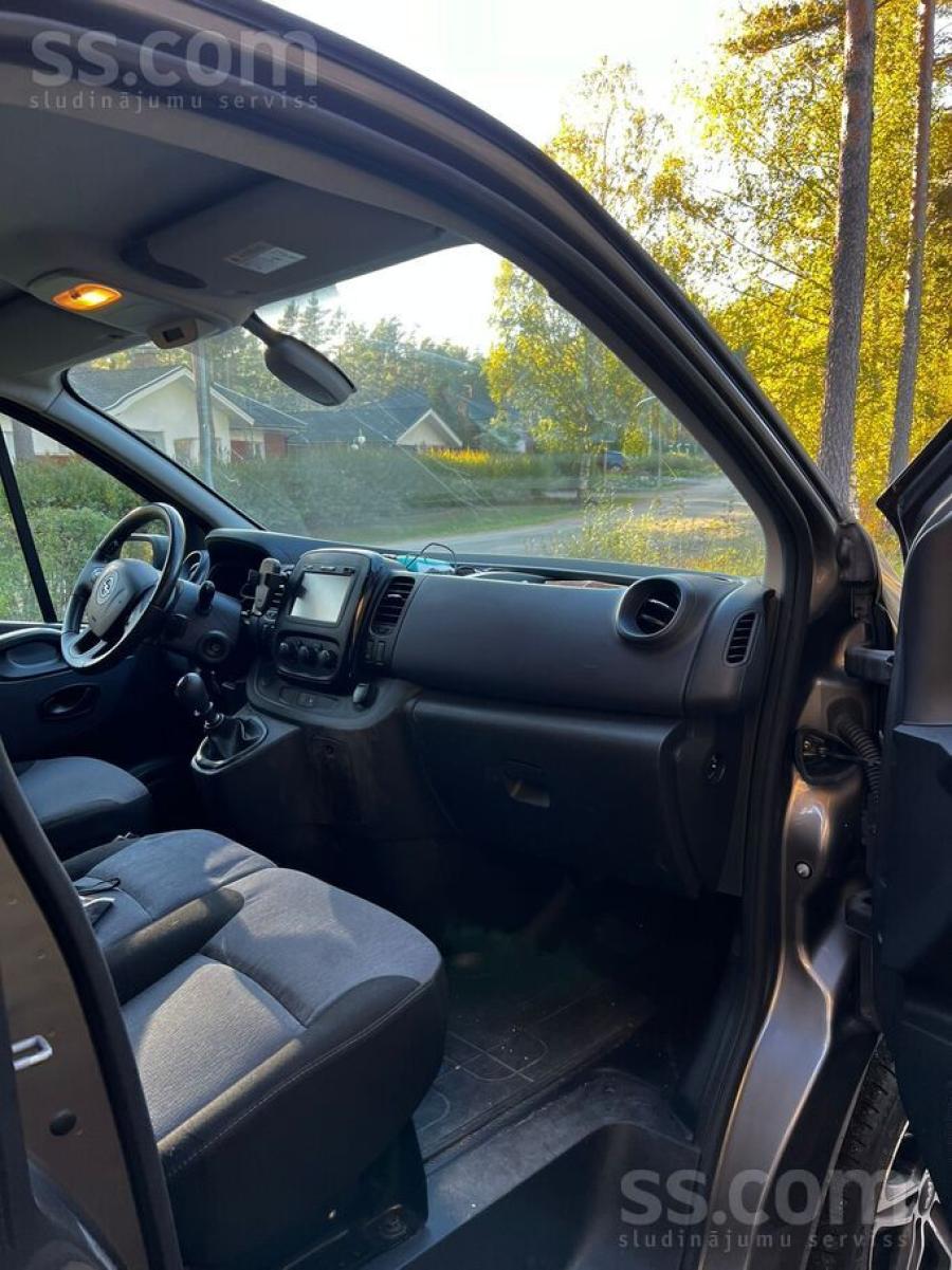 Grey Opel Vivaro 2017 in Ogre, with an engine capacity of 1.60 L and mileage of 188 thousand km for 10400 €, photo 5 on AUTOMOTO.COM.LV