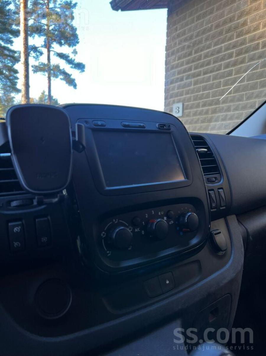 Grey Opel Vivaro 2017 in Ogre, with an engine capacity of 1.60 L and mileage of 188 thousand km for 10400 €, photo 9 on AUTOMOTO.COM.LV