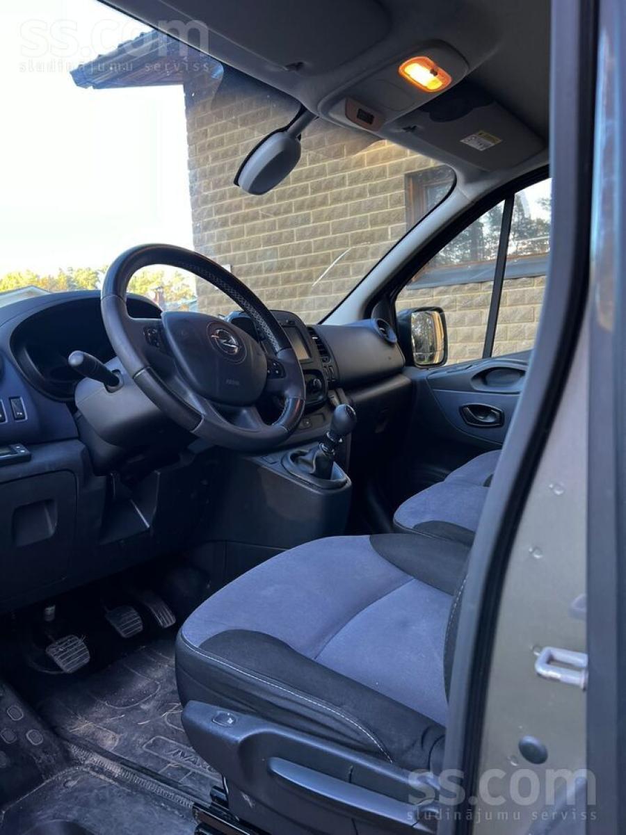 Grey Opel Vivaro 2017 in Ogre, with an engine capacity of 1.60 L and mileage of 188 thousand km for 10400 €, photo 12 on AUTOMOTO.COM.LV