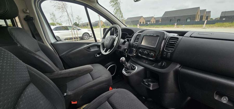 Grey Opel Vivaro 2018 in Klaipeda, with an engine capacity of 1.60 L and mileage of 498 thousand km for 10400 €, photo 11 on AUTOMOTO.COM.LV