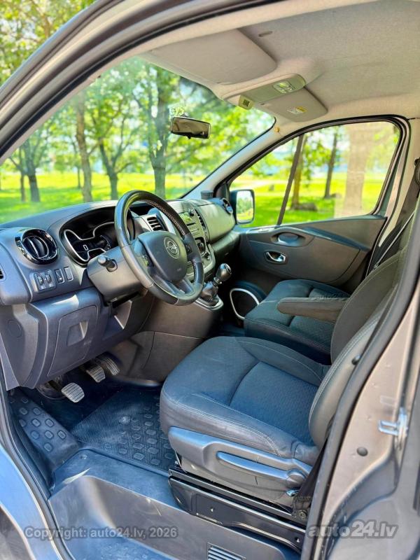 Grey Opel Vivaro 2015 in Tallinn, with an engine capacity of 1.60 L and mileage of 185 thousand km for 11500 €, photo 10 on AUTOMOTO.COM.LV