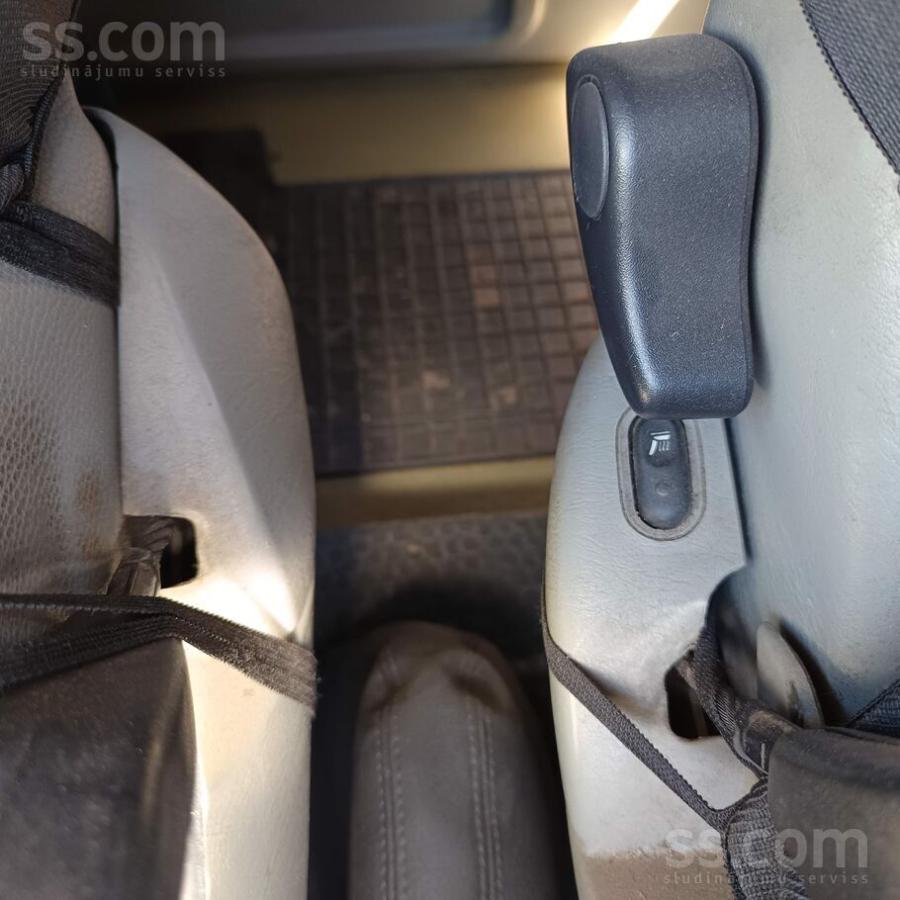 Opel Vivaro 2007 in Riga, with an engine capacity of 2.50 L and mileage of 325 thousand km for 6999 €, photo 15 on AUTOMOTO.COM.LV