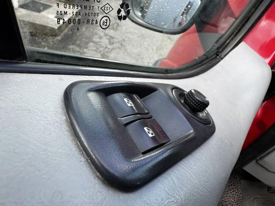 Sarkans Opel Vivaro 2005 Daugavpils, ar dzinēja tilpumu 1.90 L un nobraukumu 0 tūkst. km par 4590 €, foto 12 vietnē AUTOMOTO.COM.LV