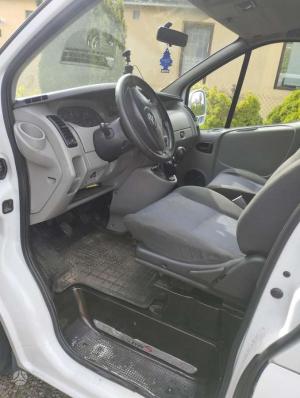 White Opel Vivaro 2004 in Radviliskis, with an engine capacity of 1.90 L and mileage of 387 thousand km for 2700 €, photo 4 on AUTOMOTO.COM.LV