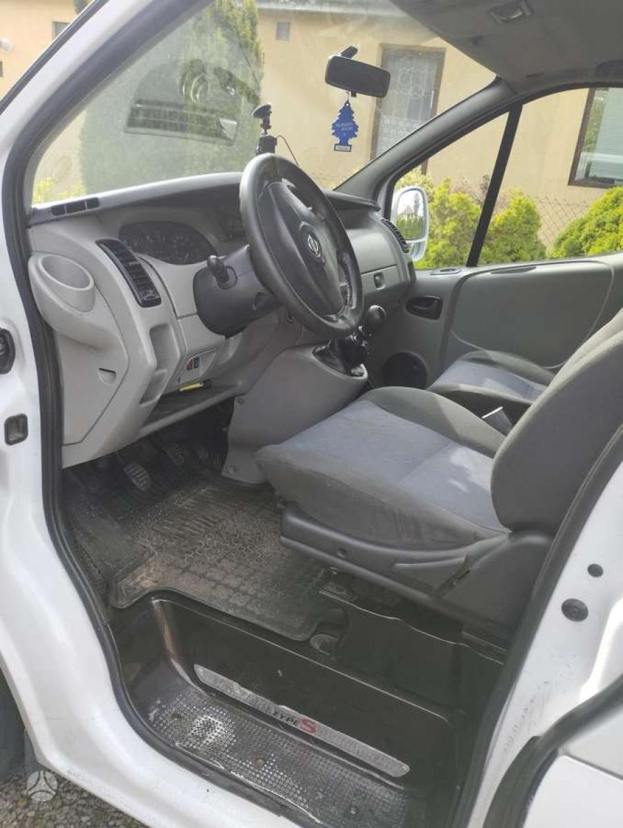 White Opel Vivaro 2004 in Radviliskis, with an engine capacity of 1.90 L and mileage of 387 thousand km for 2700 €, photo 4 on AUTOMOTO.COM.LV