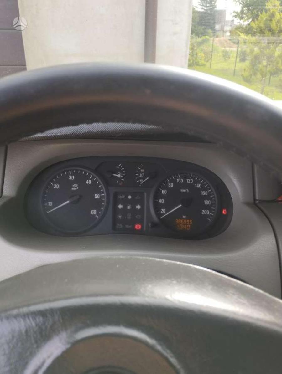 White Opel Vivaro 2004 in Radviliskis, with an engine capacity of 1.90 L and mileage of 387 thousand km for 2700 €, photo 5 on AUTOMOTO.COM.LV