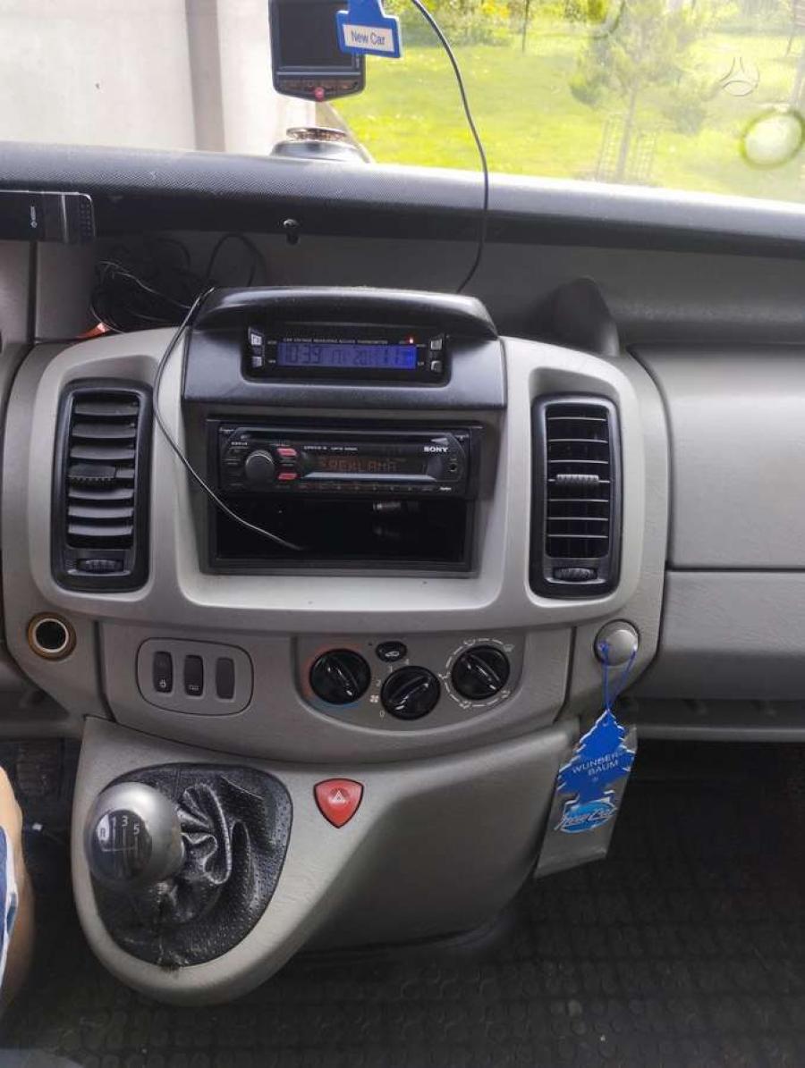 White Opel Vivaro 2004 in Radviliskis, with an engine capacity of 1.90 L and mileage of 387 thousand km for 2700 €, photo 6 on AUTOMOTO.COM.LV