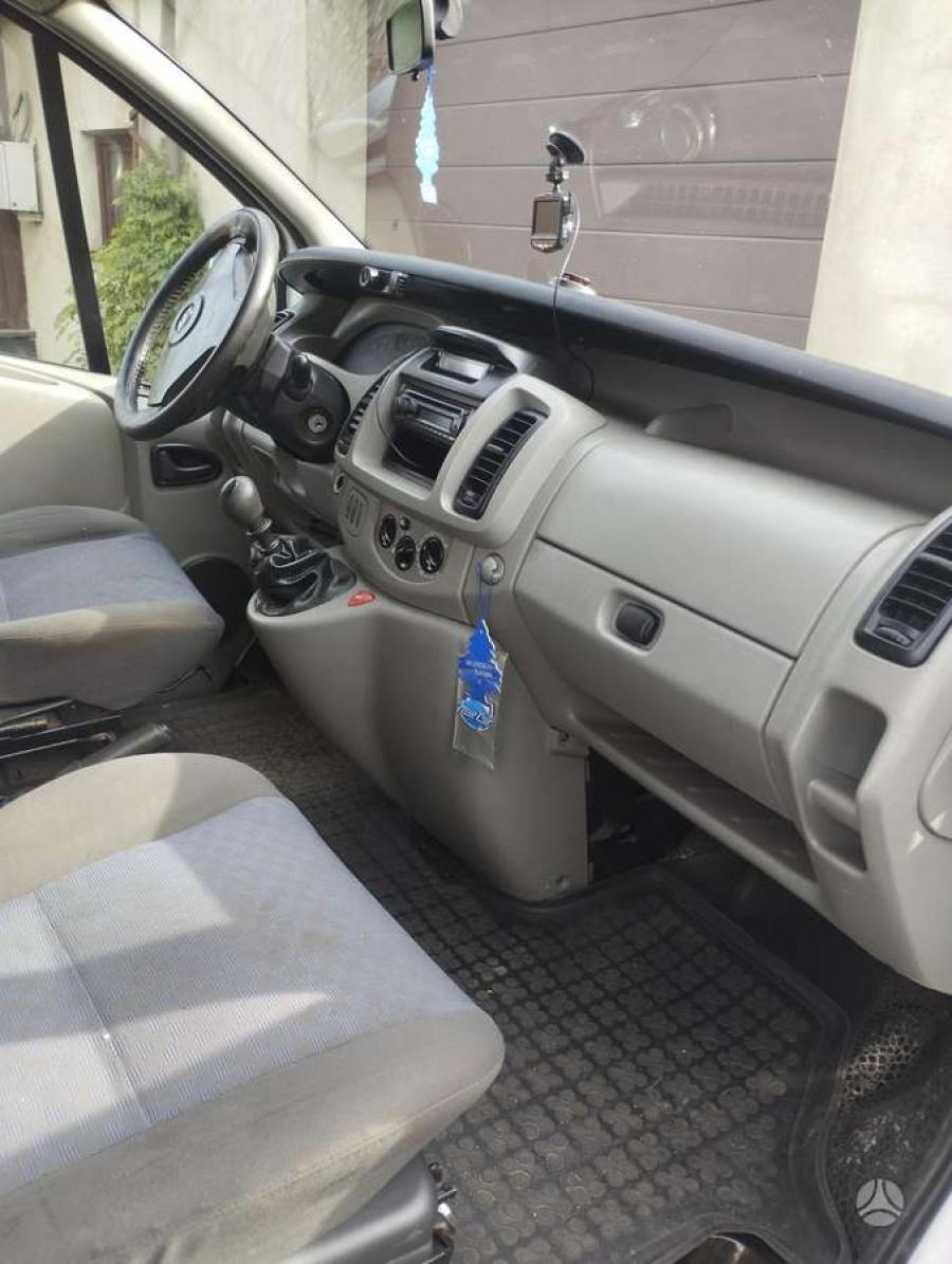 White Opel Vivaro 2004 in Radviliskis, with an engine capacity of 1.90 L and mileage of 387 thousand km for 2700 €, photo 8 on AUTOMOTO.COM.LV