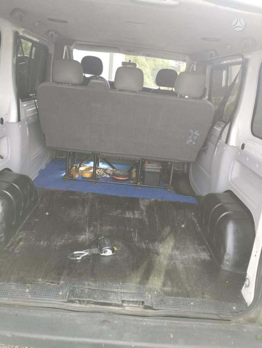 White Opel Vivaro 2004 in Radviliskis, with an engine capacity of 1.90 L and mileage of 387 thousand km for 2700 €, photo 9 on AUTOMOTO.COM.LV