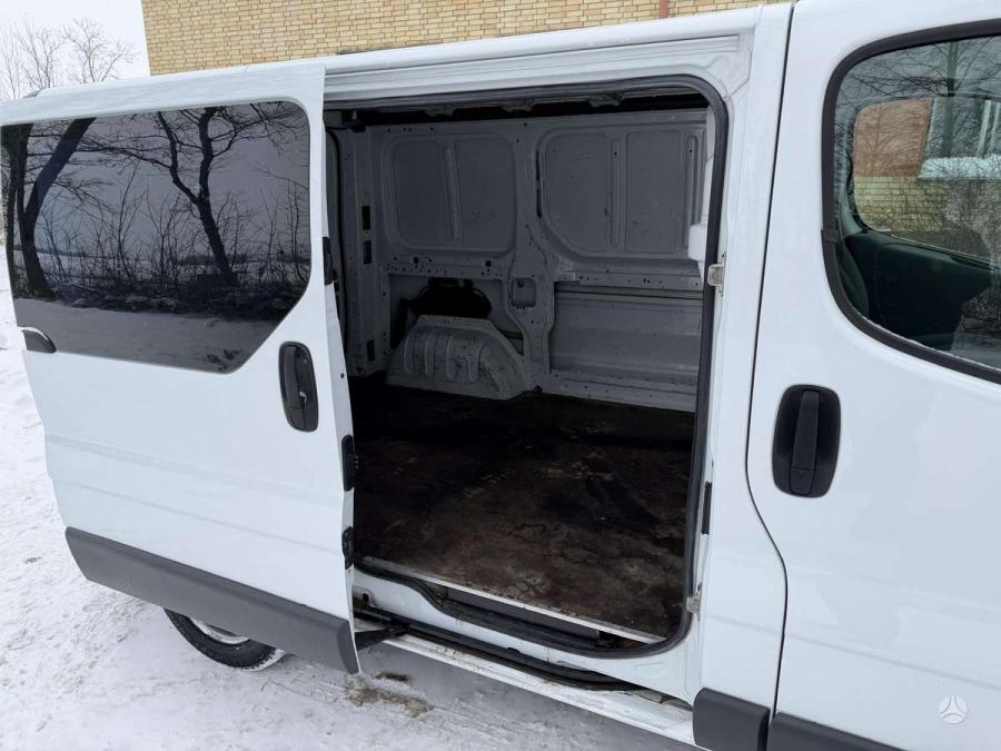 White Opel Vivaro 2006 in Kelme, with an engine capacity of 1.60 L and mileage of 379 thousand km for 3200 €, photo 11 on AUTOMOTO.COM.LV