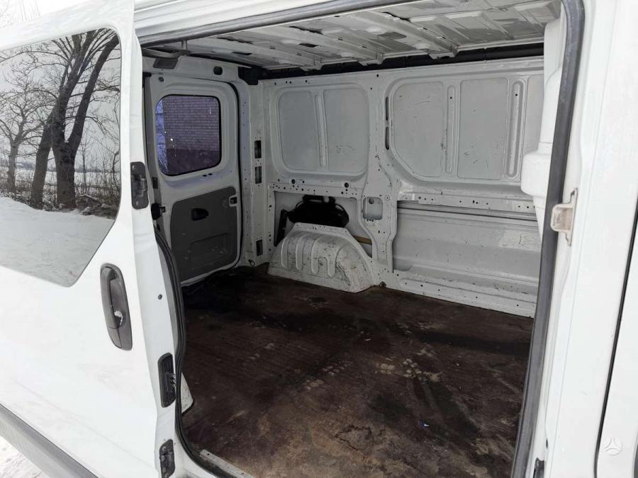 White Opel Vivaro 2006 in Kelme, with an engine capacity of 1.60 L and mileage of 379 thousand km for 3200 €, photo 12 on AUTOMOTO.COM.LV