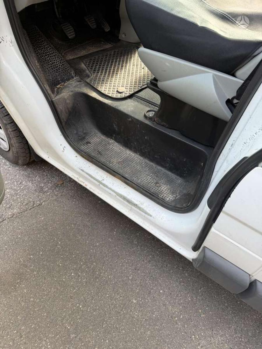 Balts Opel Vivaro 2006 Viļņa, ar dzinēja tilpumu 1.90 L un nobraukumu 341 tūkst. km par 3100 €, foto 18 vietnē AUTOMOTO.COM.LV