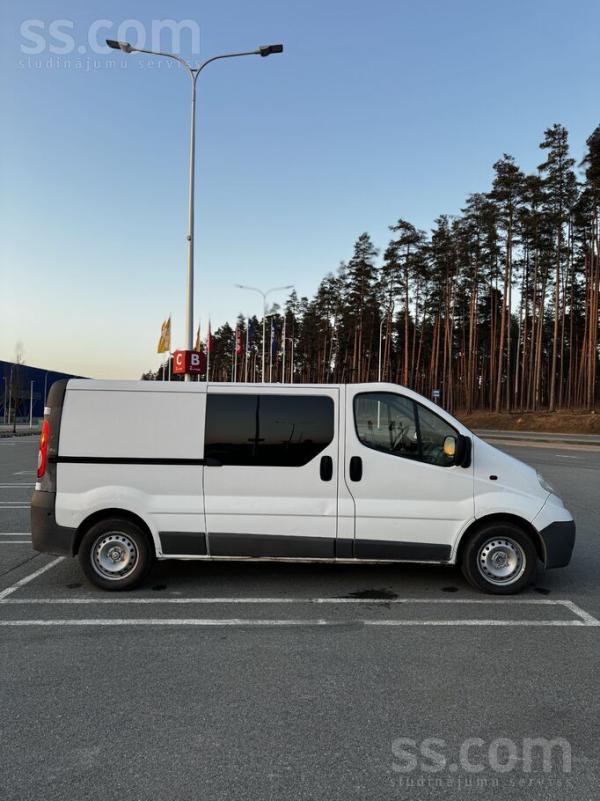 White Opel Vivaro 2007 in Riga, with an engine capacity of 2.00 L and mileage of 297 thousand km for 4200 €, photo 4 on AUTOMOTO.COM.LV