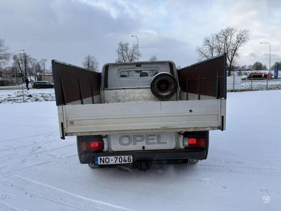 White Opel Vivaro 2008 in Daugavpils, with an engine capacity of 2.00 L and mileage of 243 thousand km for 4750 €, photo 4 on AUTOMOTO.COM.LV