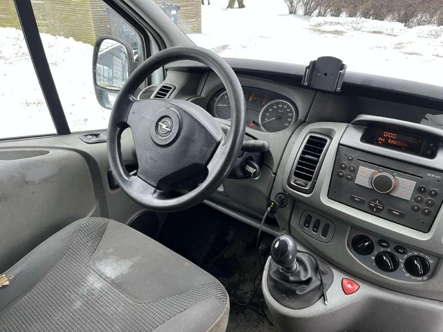 White Opel Vivaro 2008 in Vilnius, with an engine capacity of 2.00 L and mileage of 288 thousand km for 3700 €, photo 9 on AUTOMOTO.COM.LV