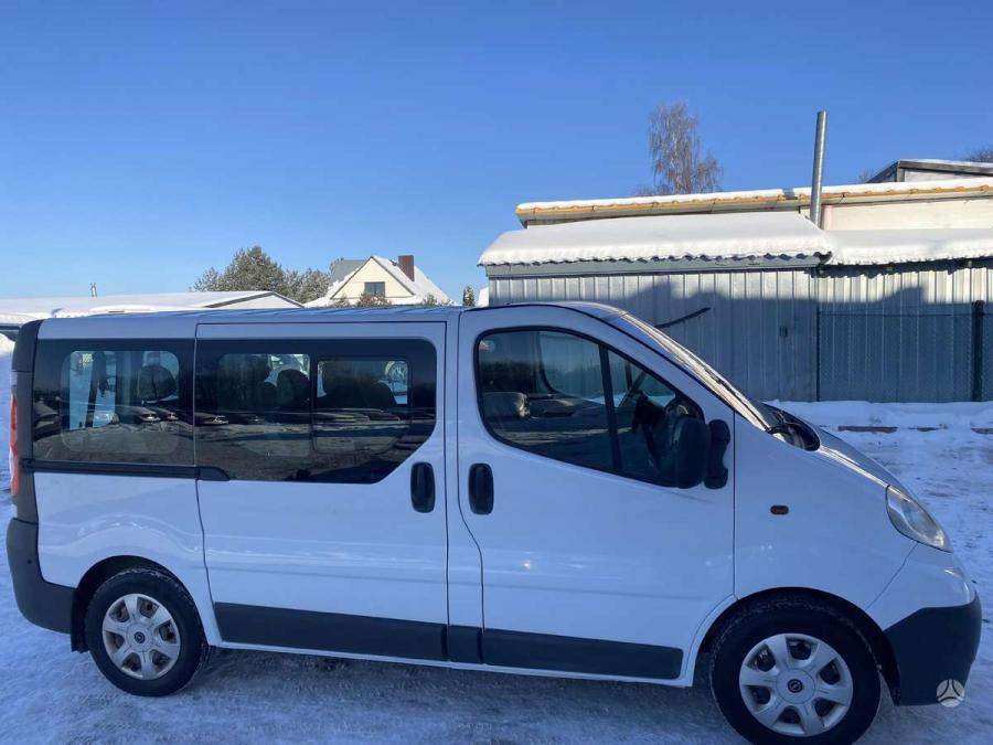 White Opel Vivaro 2008 in Utena, with an engine capacity of 2.00 L and mileage of 237 thousand km for 6850 €, photo 4 on AUTOMOTO.COM.LV