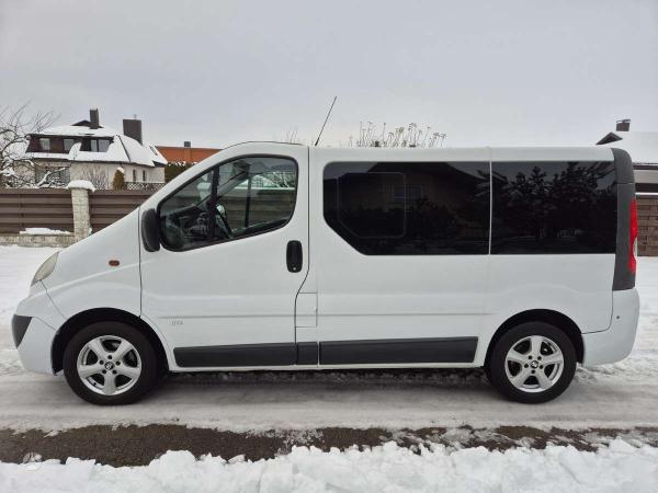 White Opel Vivaro 2009 in Marijampole, with an engine capacity of 2.50 L and mileage of 296 thousand km for 8200 €, photo 3 on AUTOMOTO.COM.LV