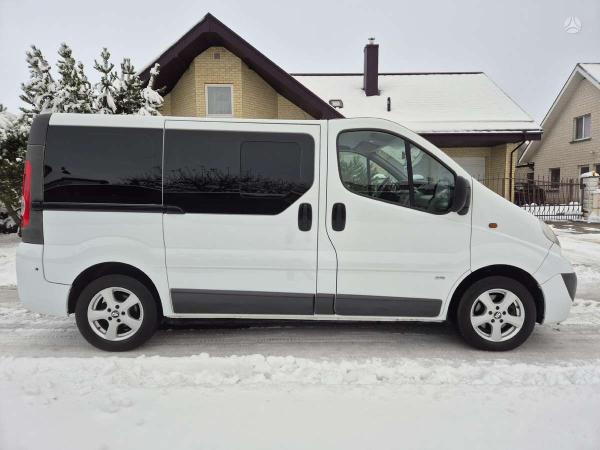 White Opel Vivaro 2009 in Marijampole, with an engine capacity of 2.50 L and mileage of 296 thousand km for 8200 €, photo 6 on AUTOMOTO.COM.LV