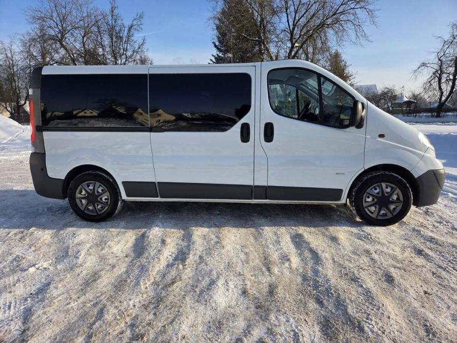 White Opel Vivaro 2010 in Utena, with an engine capacity of 2.00 L and mileage of 293 thousand km for 7300 €, photo 4 on AUTOMOTO.COM.LV