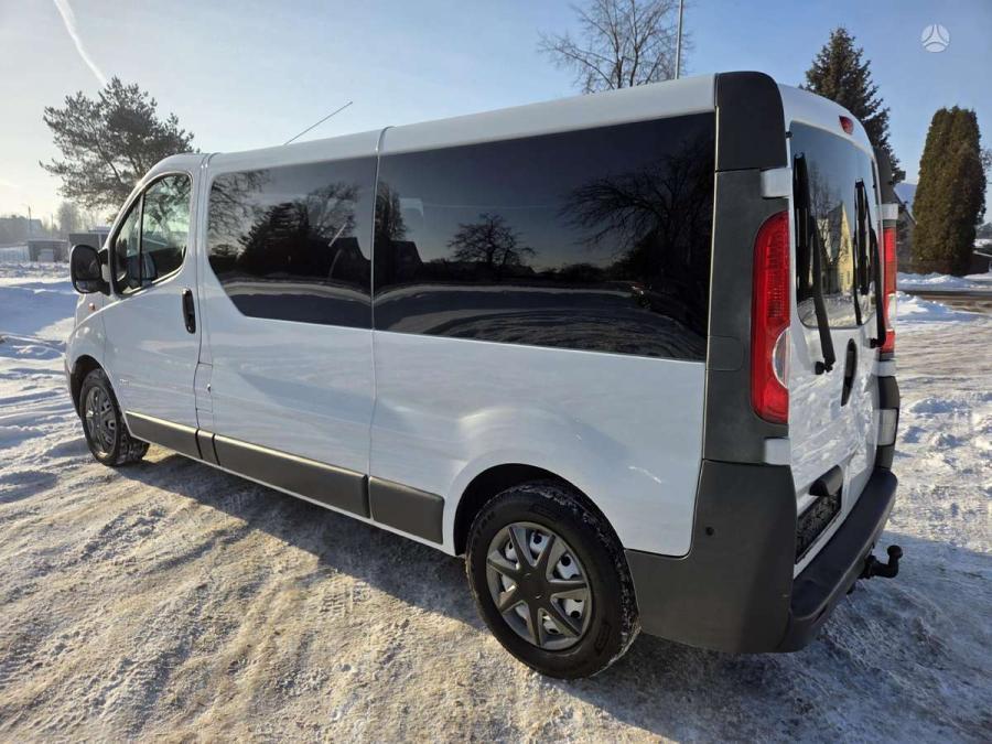 White Opel Vivaro 2010 in Utena, with an engine capacity of 2.00 L and mileage of 293 thousand km for 7300 €, photo 7 on AUTOMOTO.COM.LV