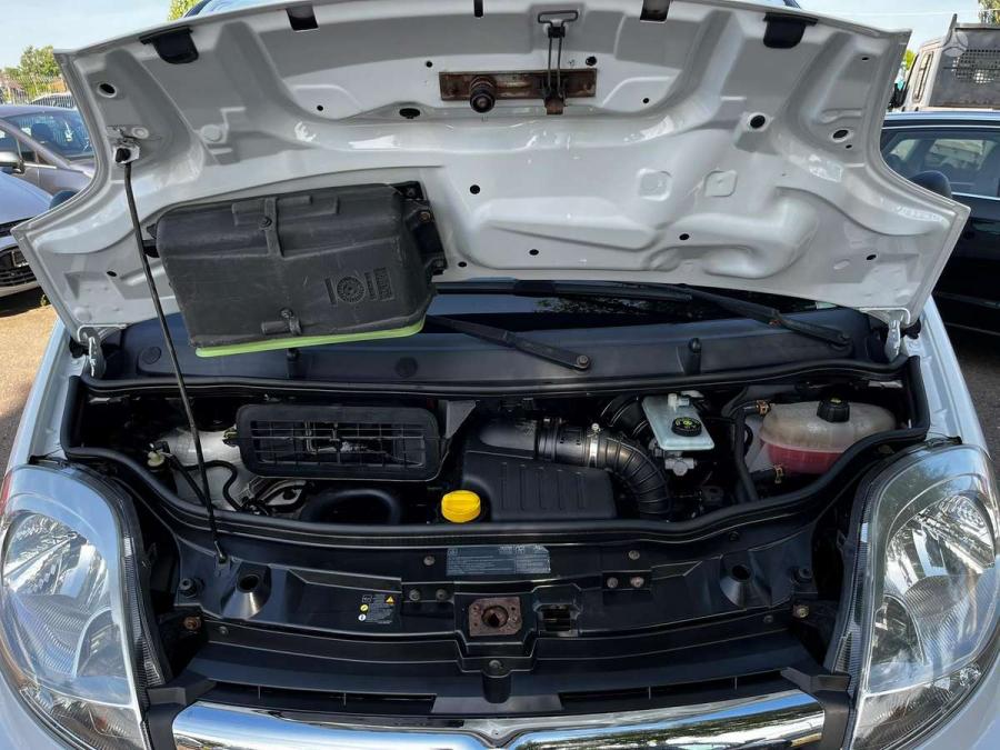 Balts Opel Vivaro 2012 Raseiniai, ar dzinēja tilpumu 2.00 L un nobraukumu 245 tūkst. km par 3950 €, foto 20 vietnē AUTOMOTO.COM.LV