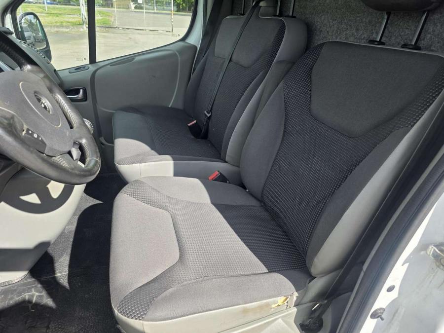 White Opel Vivaro 2014 in Marijampole, with an engine capacity of 2.00 L and mileage of 249 thousand km for 4700 €, photo 14 on AUTOMOTO.COM.LV
