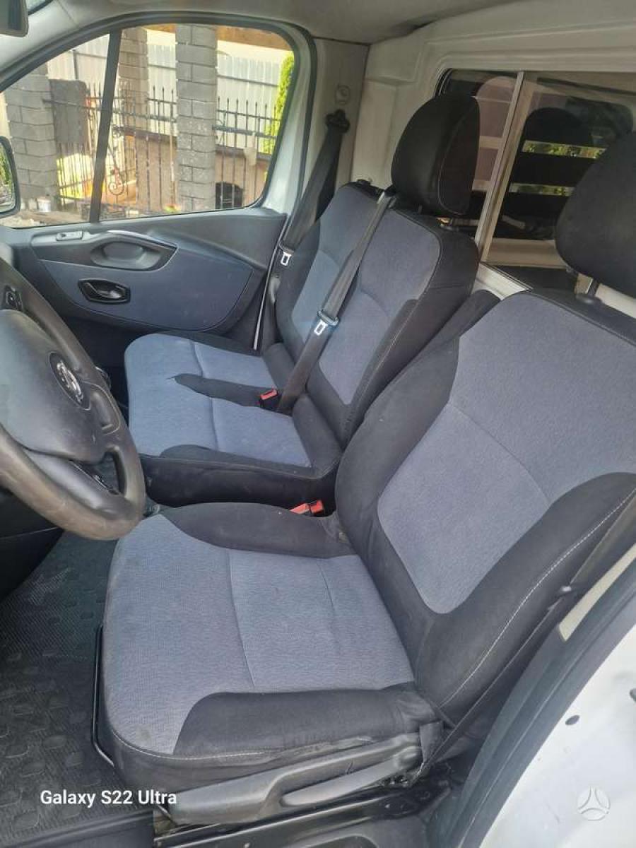 White Opel Vivaro 2016 in Kaunas, with an engine capacity of 1.60 L and mileage of 294 thousand km for 3500 €, photo 6 on AUTOMOTO.COM.LV